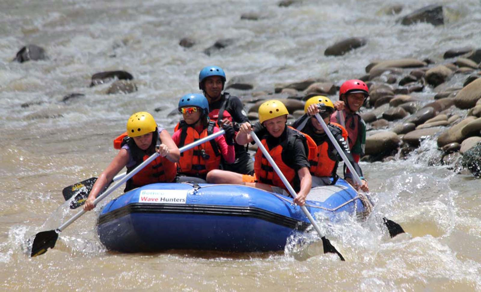 Borneo Wavehunters 🚣 White Water Rafting in Malaysia