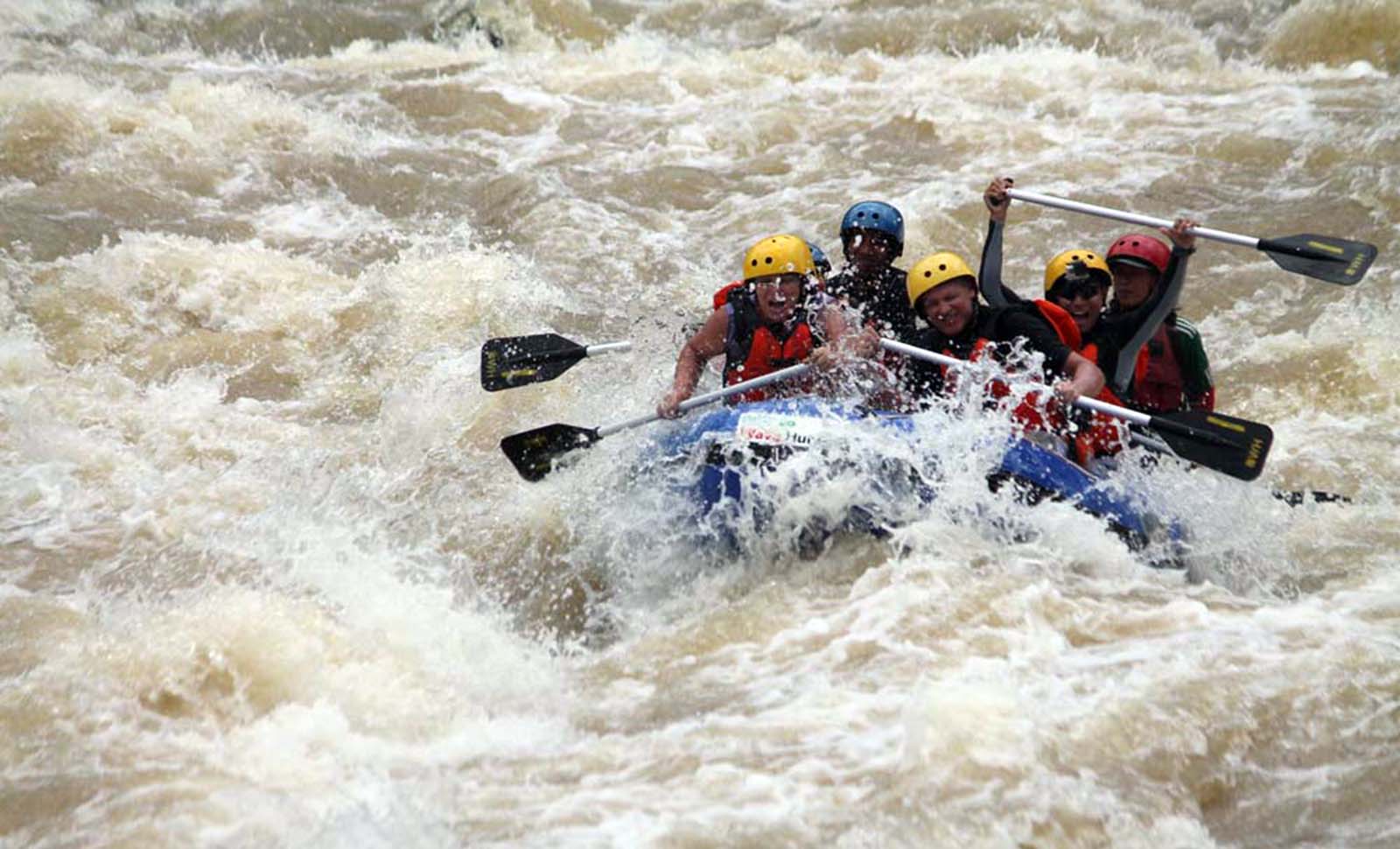 Borneo Wavehunters 🚣 White Water Rafting in Malaysia